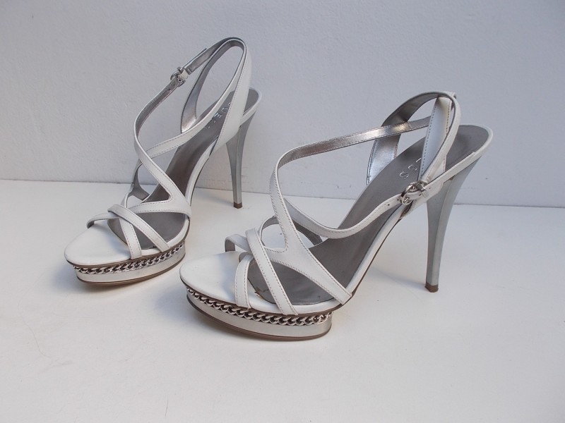 original GUESS bele sandale,kao novo-br.39