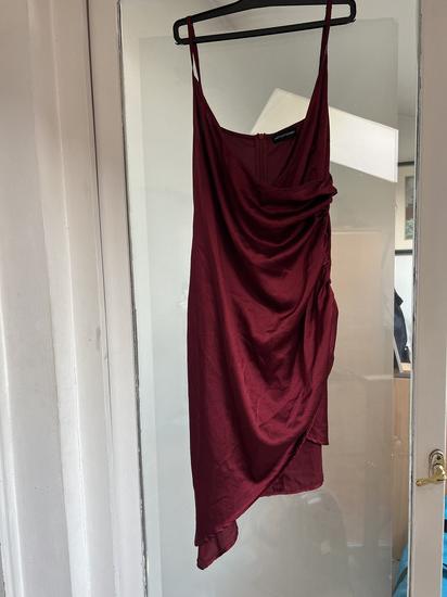 Bordo satenska haljina
