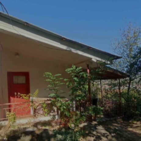 Prodajem kuću od 119 m² na 5 Ara placa a 250 m od centra Niške banje uknjiženo vlasnik 1/1 struja, voda sve ima cena 49.000 EUR. Tel. 0659872755