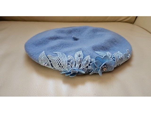 Blue hand-beaded flower lace vunena beretka, novo
