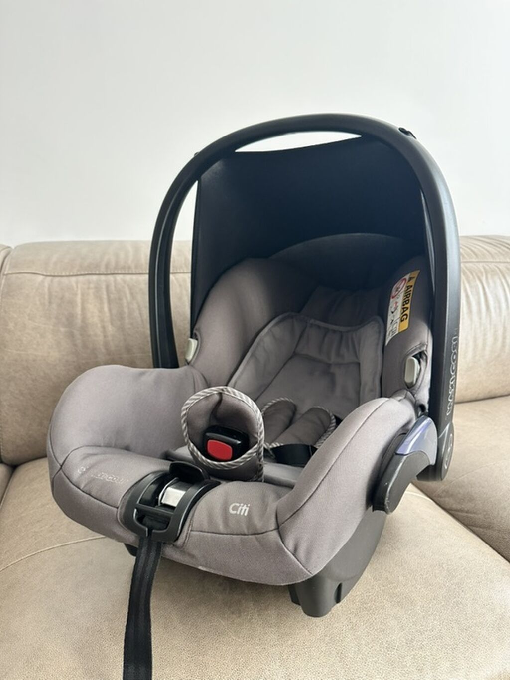 Maxi-Cosi Citi auto sedište / nosiljka za bebe u sivoj boji. Model je