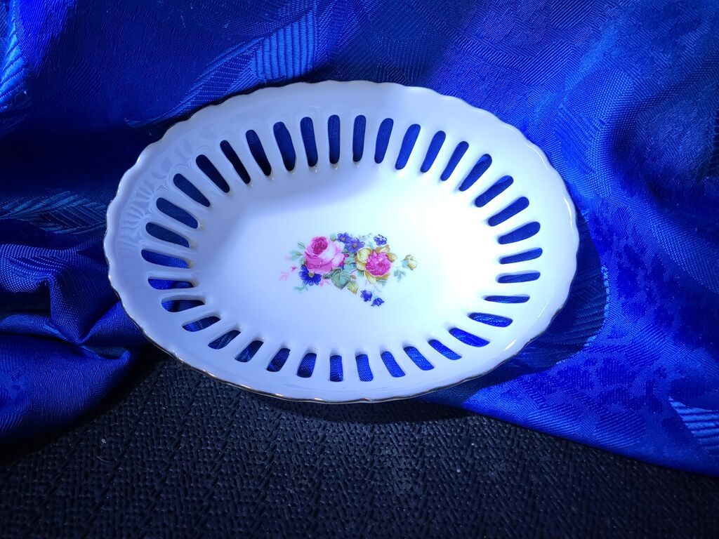 Bombonijera vintaz porcelanska. Bombonijera je perfektna,pozlata