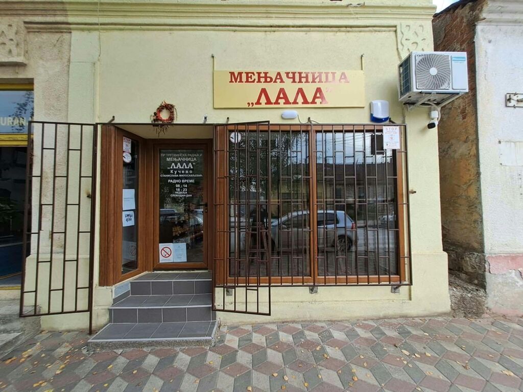 Lokal je kompletno renoviran,nova instalacija,plafon sa izolacjom i