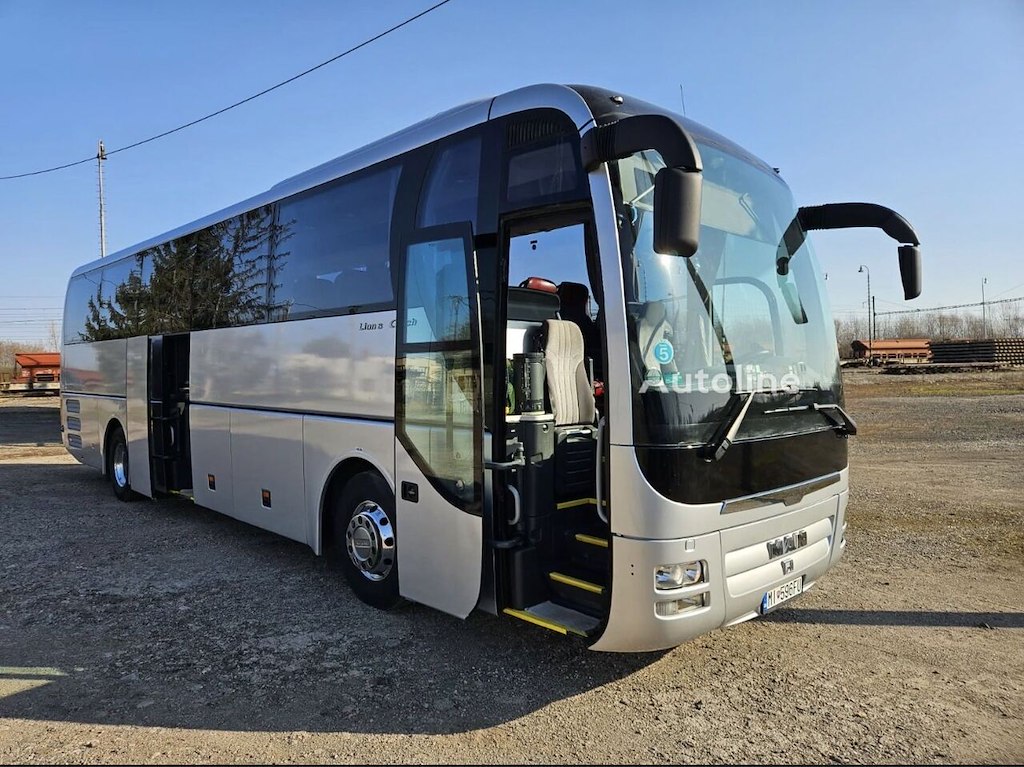 Turistički autobus