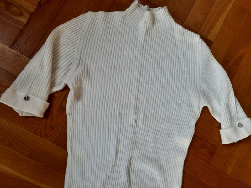 Prelepa bluza sa višom kragnom(Akril i poliester) L