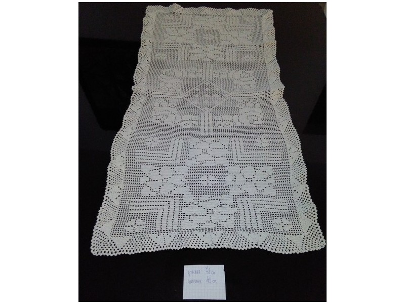 stolnjak 78 x 42cm, 1 nit izvučena, sve ostalo je ok