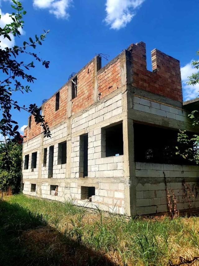 Na prodaju je nedovršeni stambeno-poslovni objekat