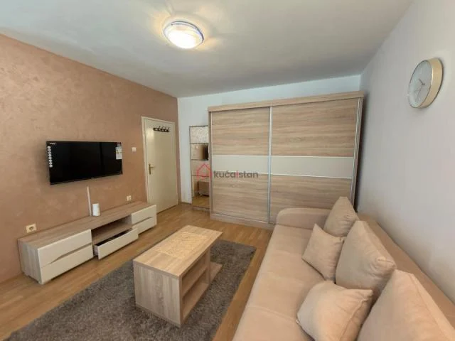 Garsonjera 32m² u centru grada sa parkingom u dvorištu zgrade