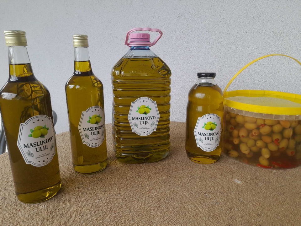 Domace maslinovo ulje i masline