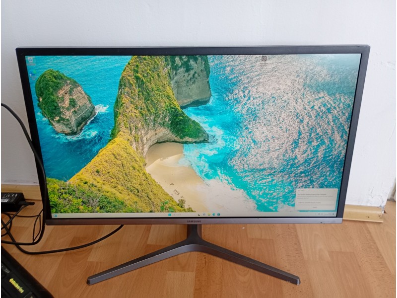 Samsung U28H750UQU