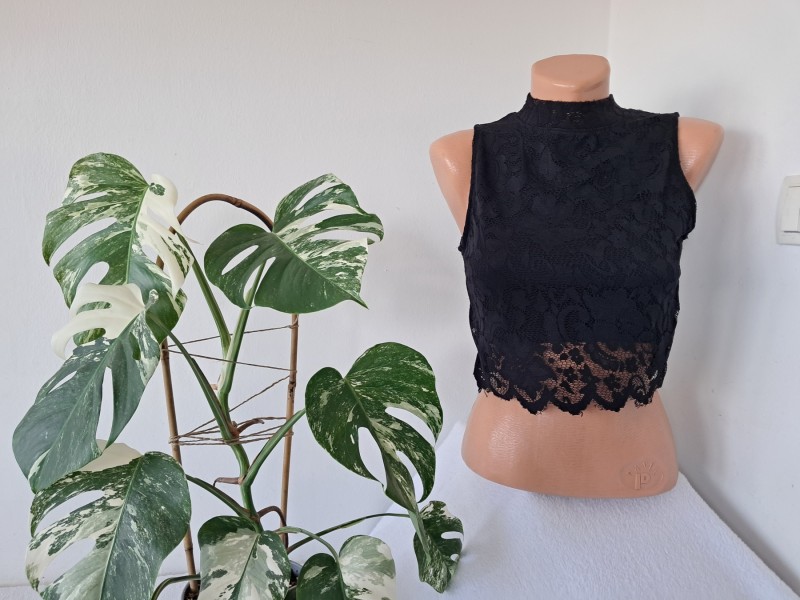 Atraktivna crna cipkasta crop bluza vel S
