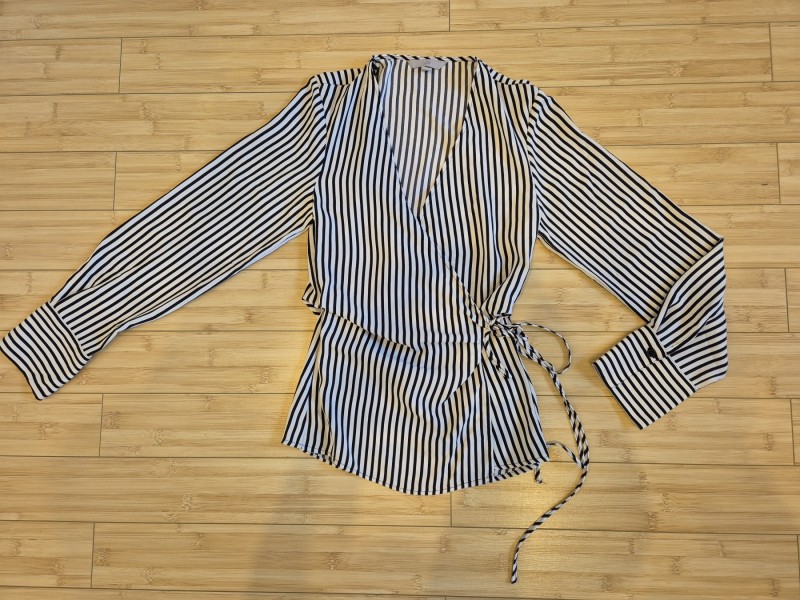 H&M bluza (Svajcarska)