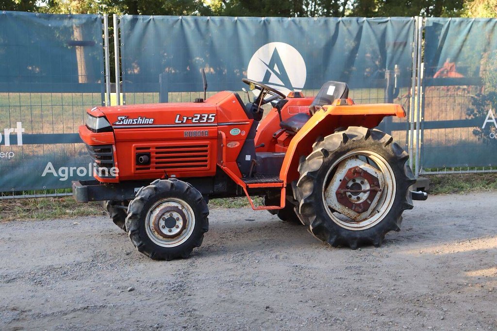 Prodaje se Kubota L1-235 traktor točkaš na aukciji