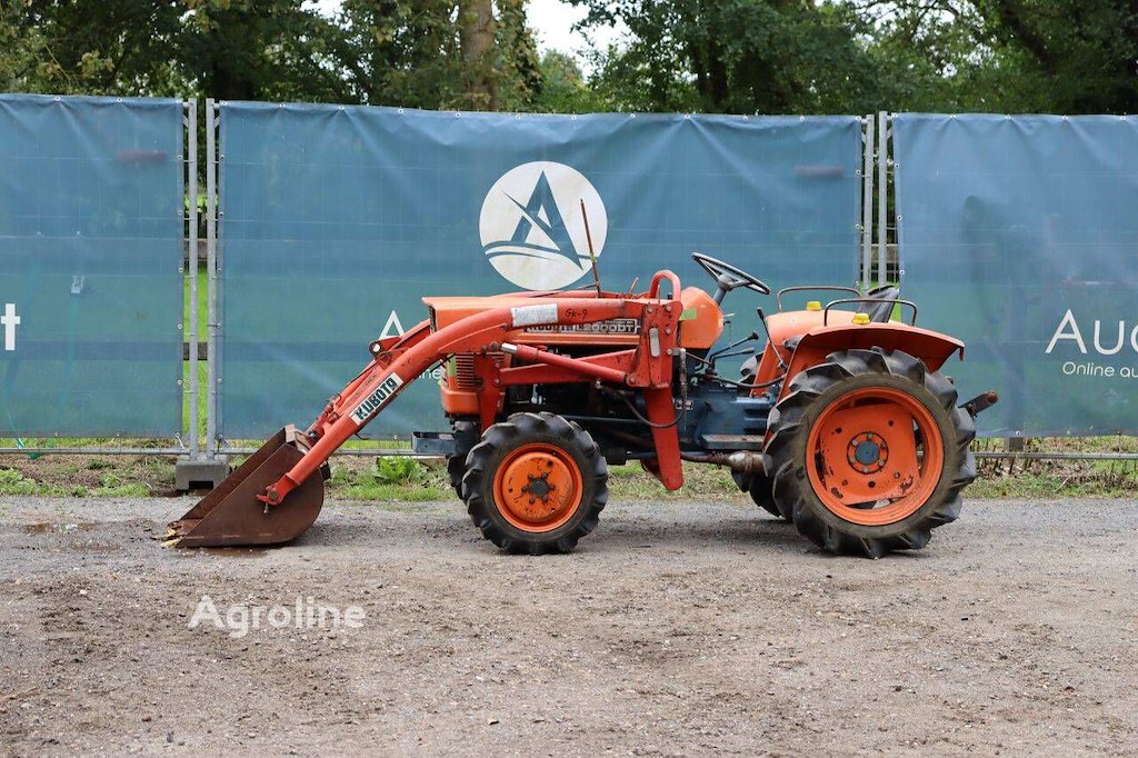 Prodaje se Kubota L2000DT traktor točkaš na aukciji