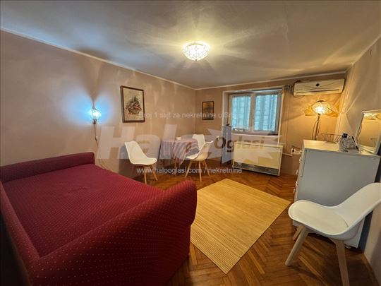 Izdaje se stan od 35 m² sa dvorištem – Banovo brdo