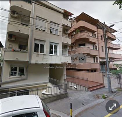 Izdaje se garazno mesto u Bileckoj ulici