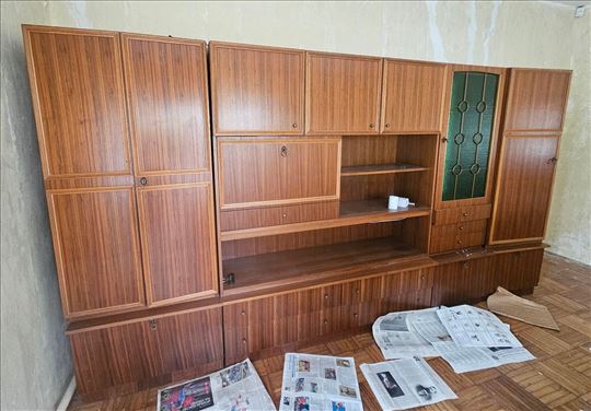 vitrina i dnevna soba braon tonovi, povoljno