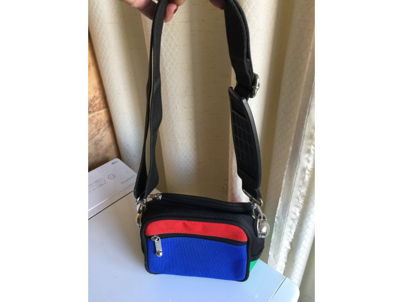 Benetton torba , malo nošena