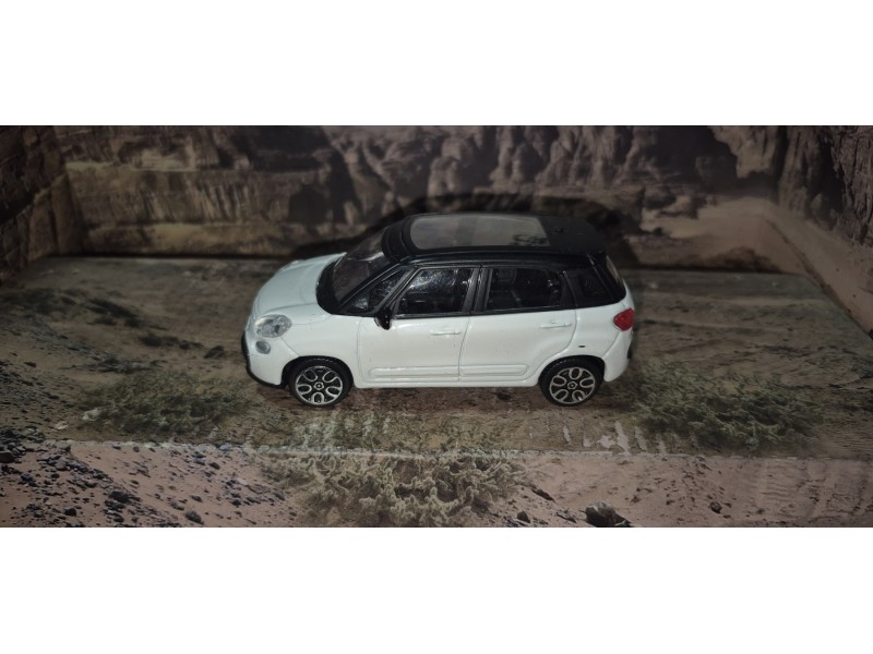 Burago Fiat 500L 1:43