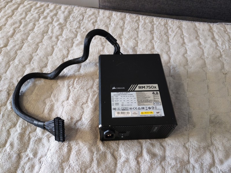 Vrhunsko Modularno Napajanje CORSAIR RM750X sa Kablom
