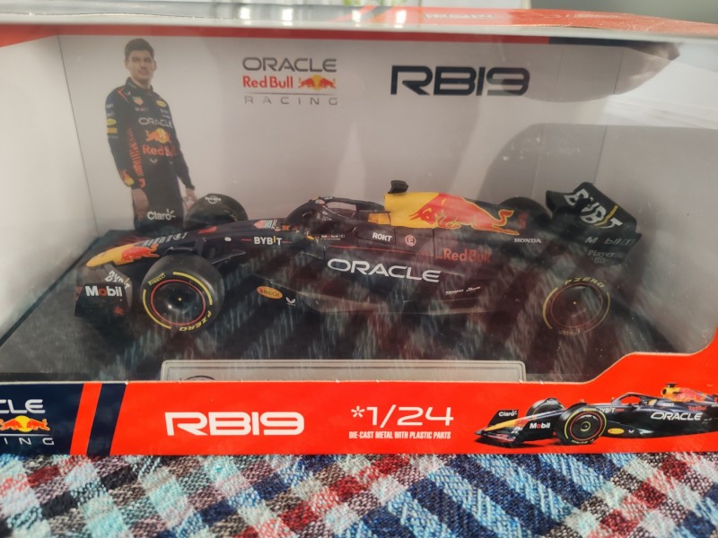 FORMULA 1 AUTO MODEL RED BULL RACING 1:24 (NOVO)