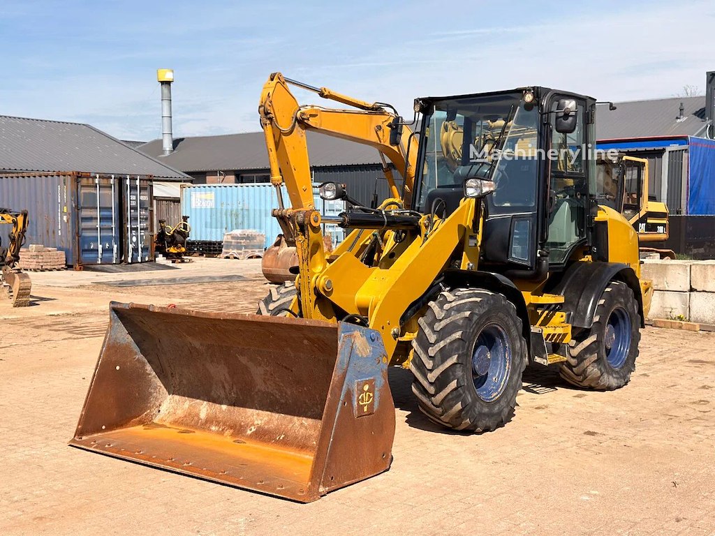 Caterpillar 908M - Quick Coupler / Automatic Greasing / Forks and Bucket prednji utovarivač