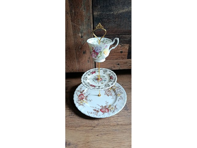 Etažer od engleskog komadnog porcelana