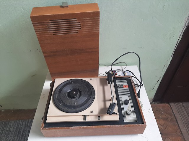 Stari gramofon Iskrafon
