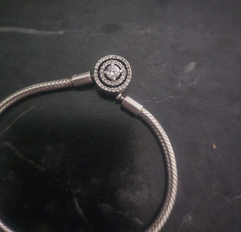 Pandora narukvica sa kutijom Elegantna Pandora narukvica u srebrnoj