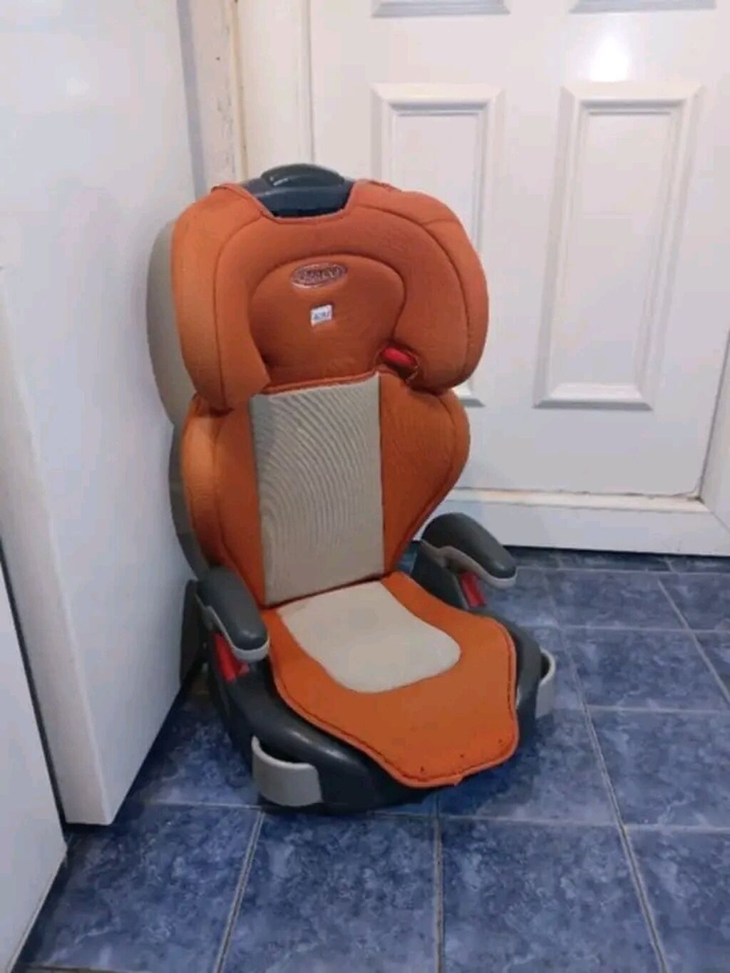 Dečije auto sedište/booster - Brend: Graco (logo vidljiv na naslonu)