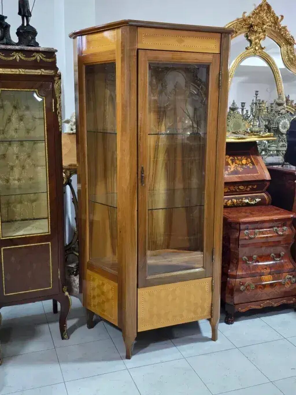 Stilska vitrina – Vitrina u dobrom stanju    Dimenzije vitrine