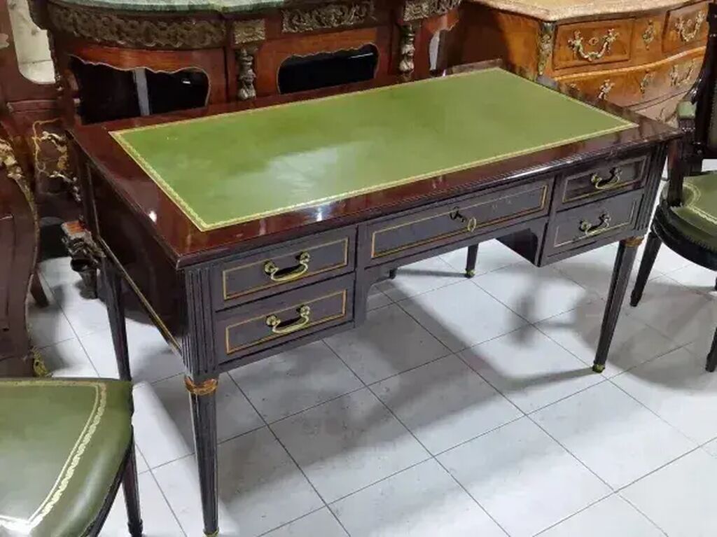 Stilski pisaći sto    Sto u dobrom stanju    Cena za sto: 1050€