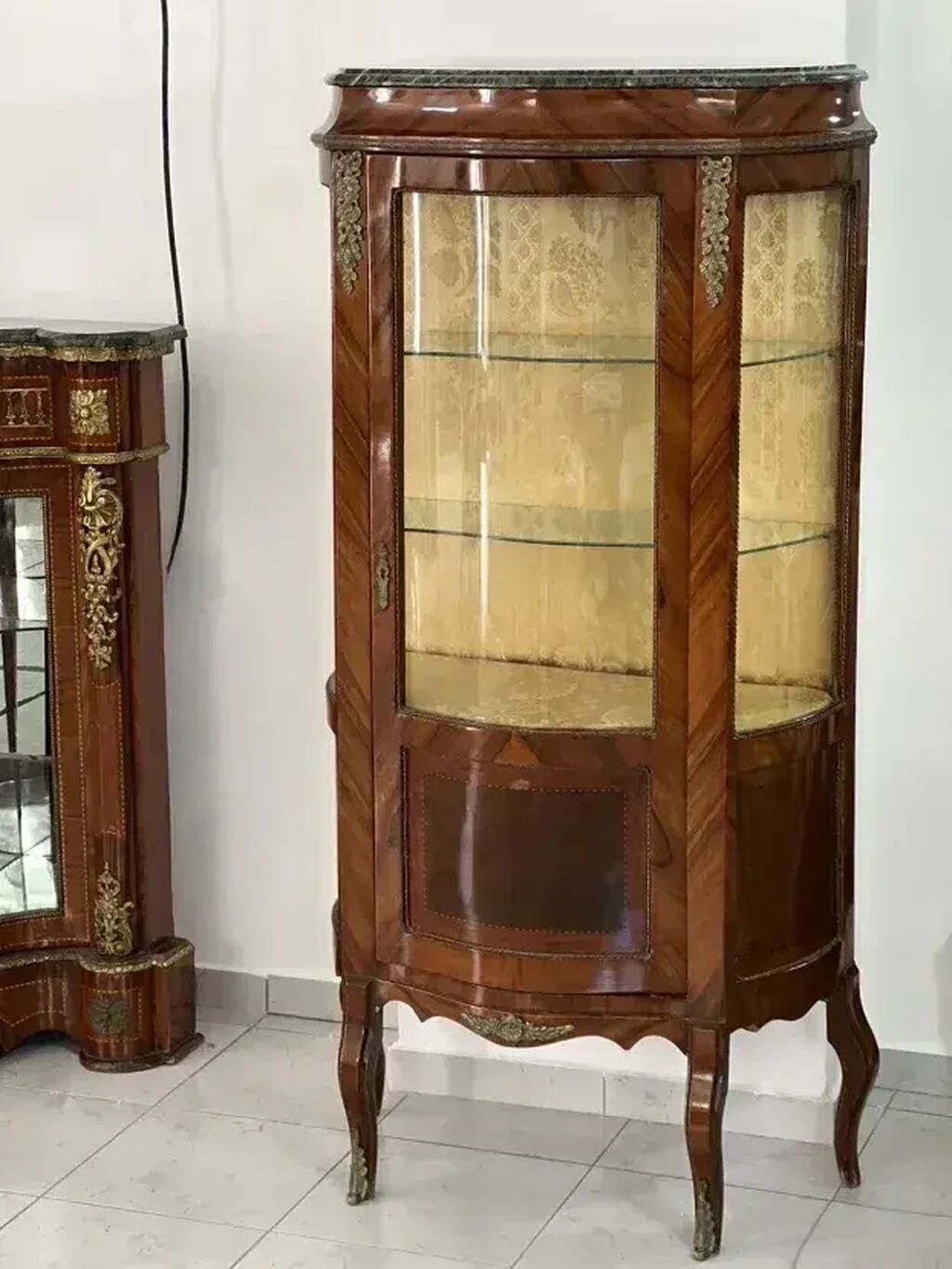 Stilska vitrina / kristalijera (zeleni mermer) Dobro stanje sirina 76