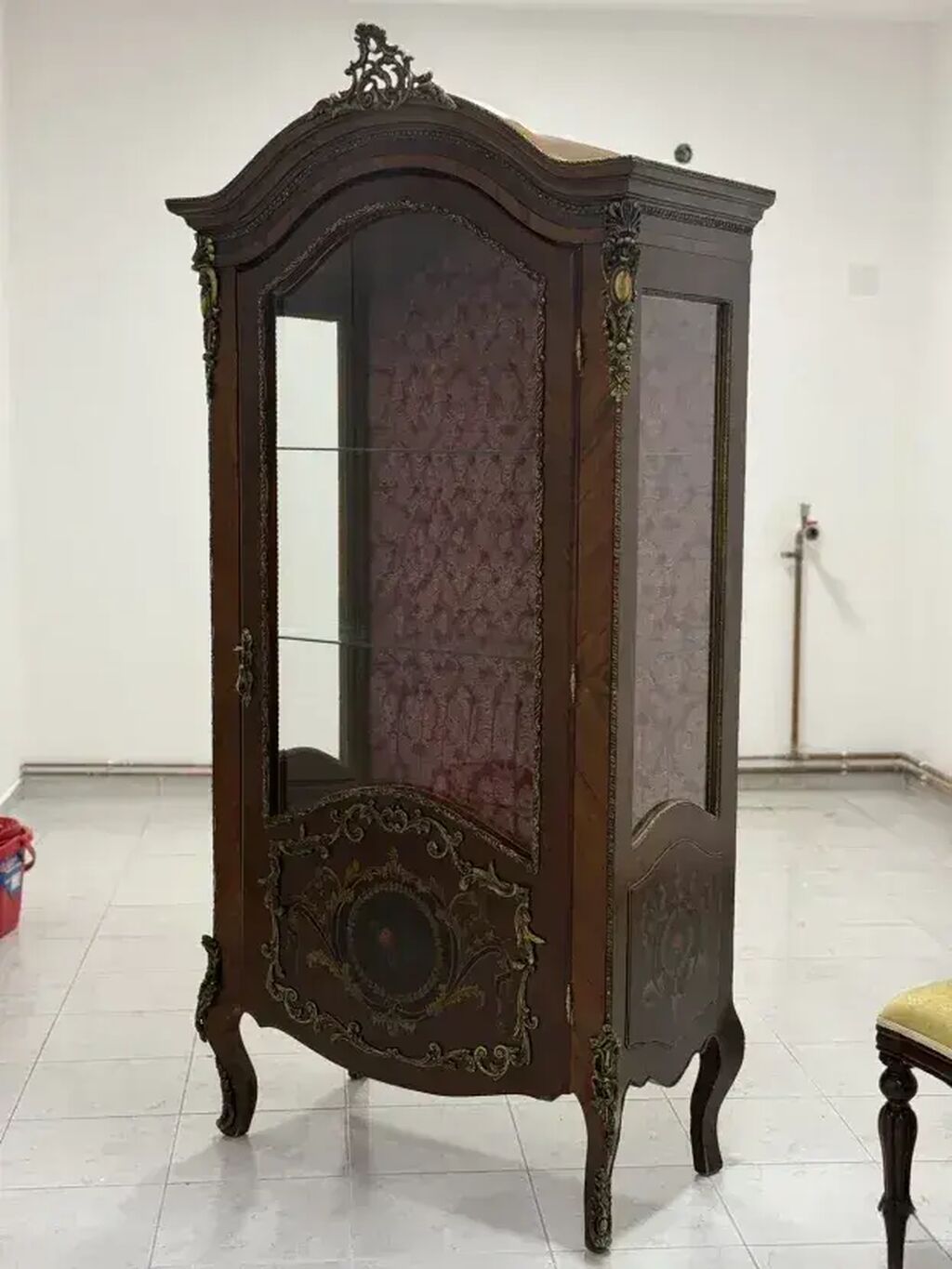 Stilska vitrina Luj XV Odlicno stanje sirina 98 cm dubina 49 cm