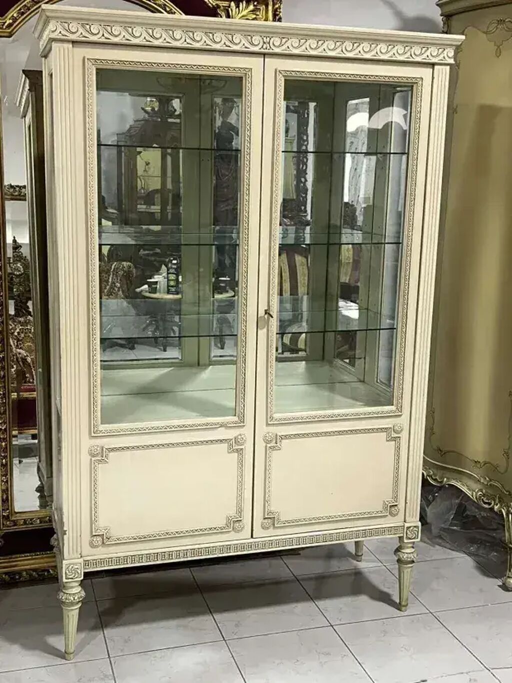 Stilska vitrina Dobro stanje sirina 111 cm dubina 42.5 cm visina 170