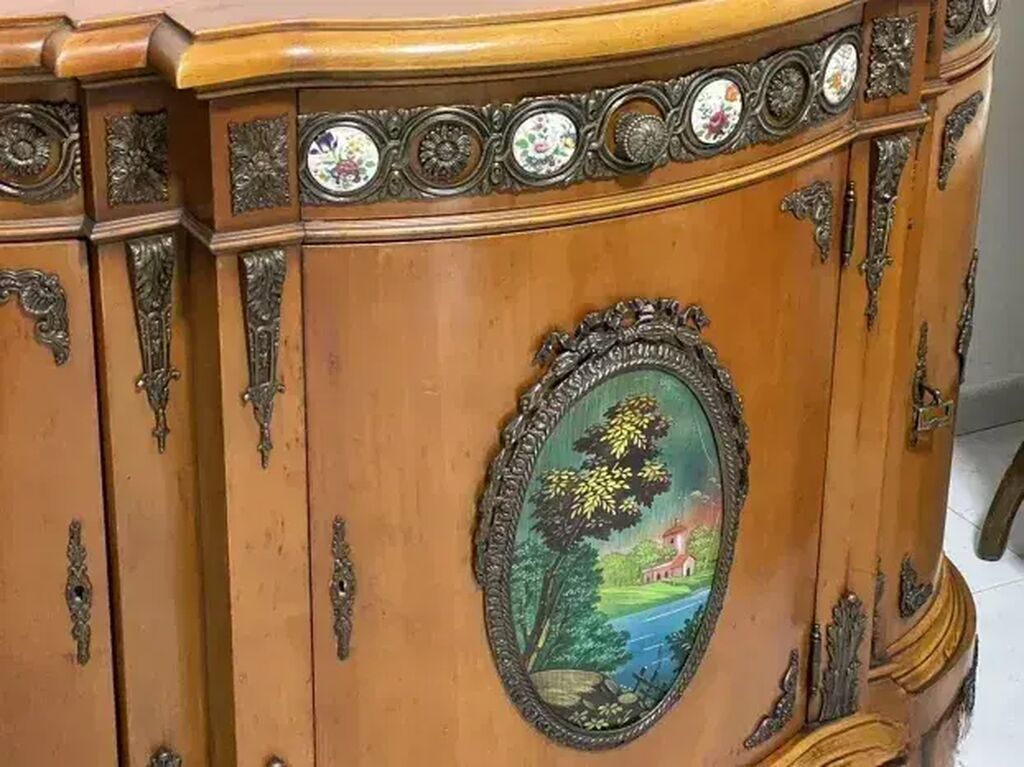 Stilska komoda sa porcelanskim ukrasima    Dobro stanje Dimenzije: