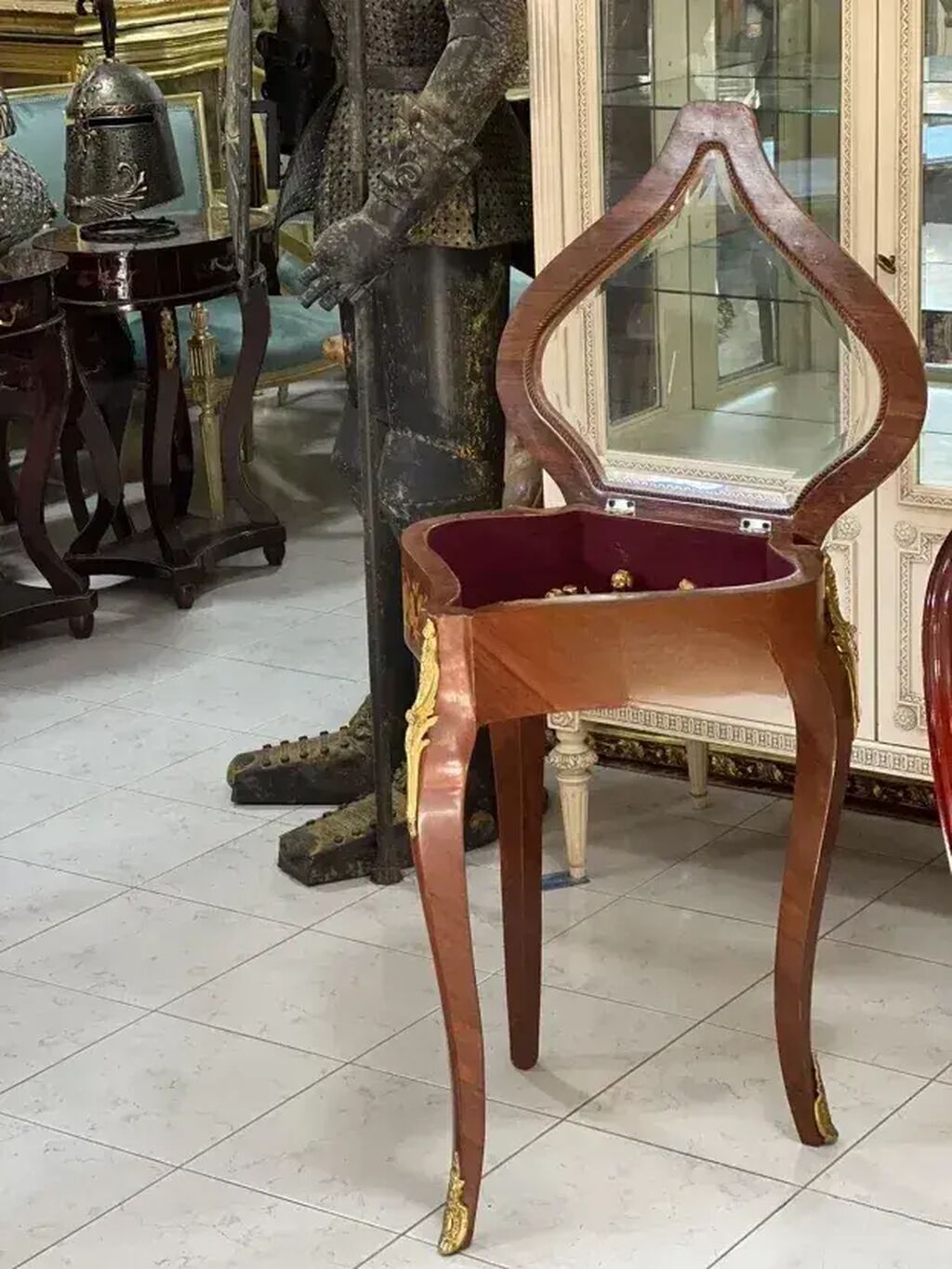 Sto za nakit u obliku srca (intarzija)   ❤️ Dobro stanje.    Moguće