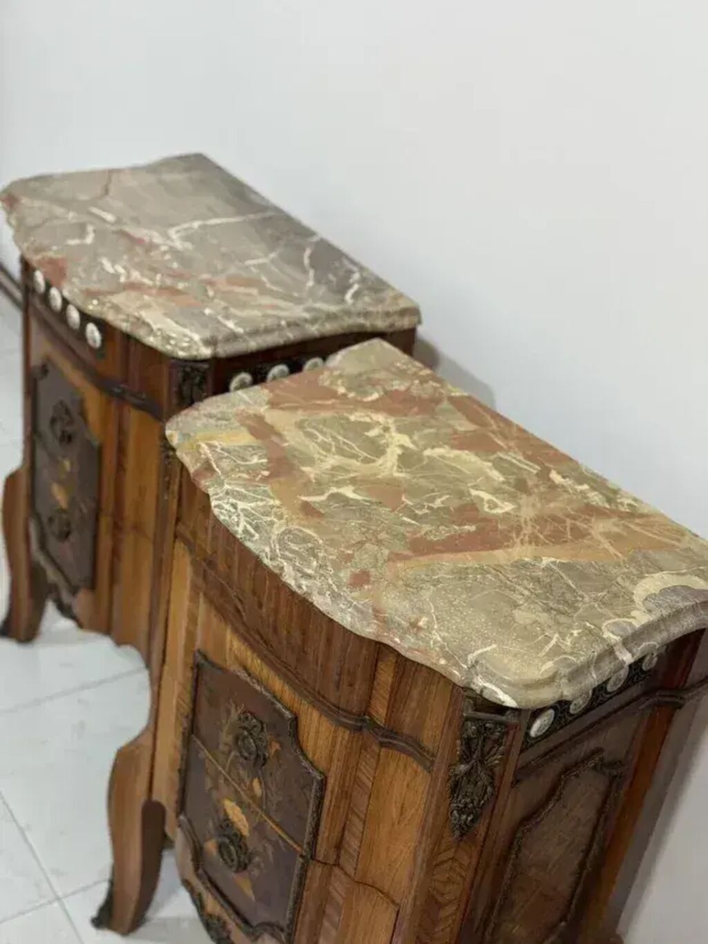 Stilske komode sa porcelanskim ukrasima (2 komada)   ✨ Dobro stanje.