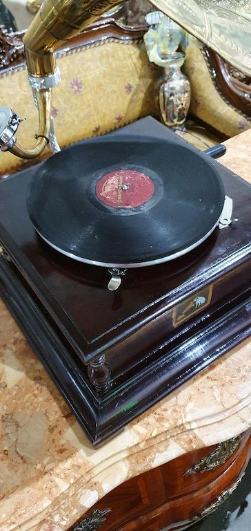Gramofon sa trubom na navijanje (KAO NOVO) Gramofon sa trubom u