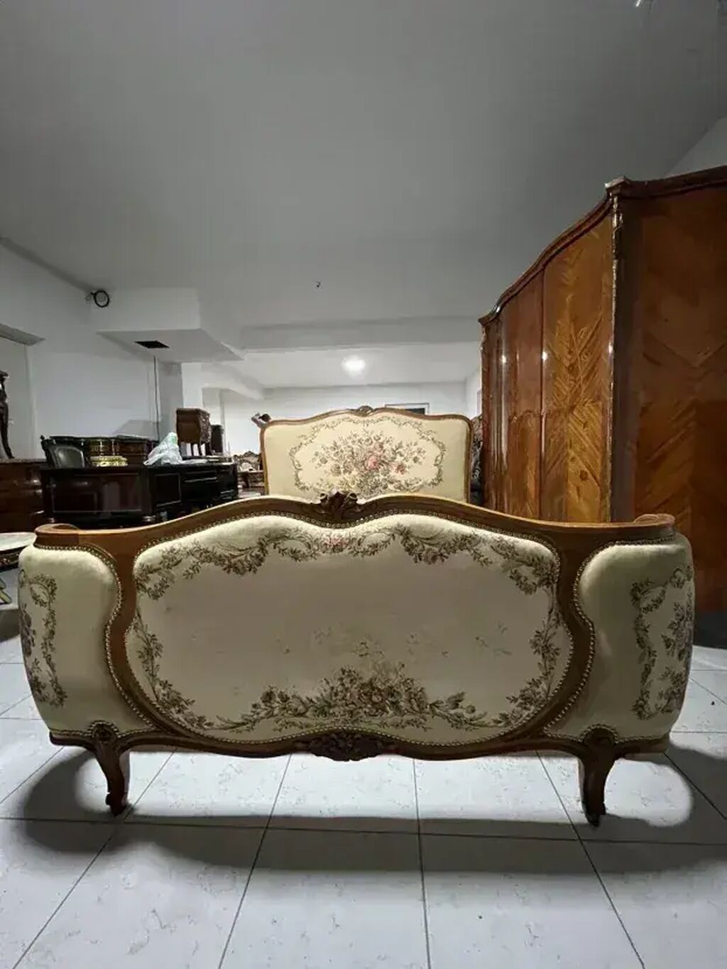 Stilski krevet 140 x 190 cm (Goblen mebl) Dobro stanje Licno