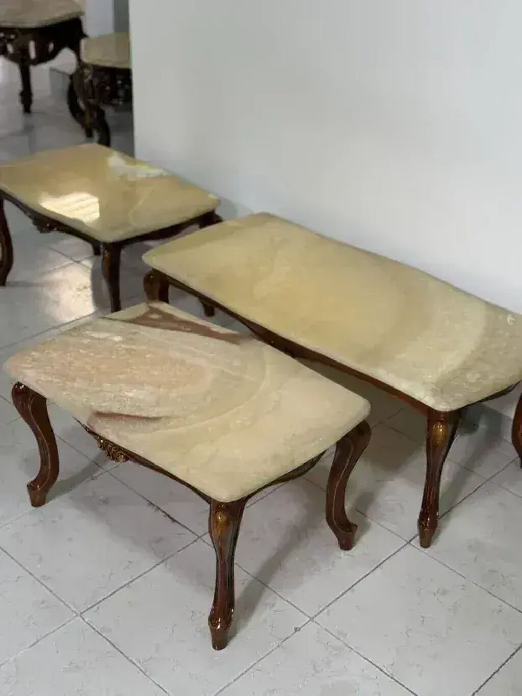 Set stolova drvo / oniks (3 komada) Veći sto: 330 € Širina: 100 cm