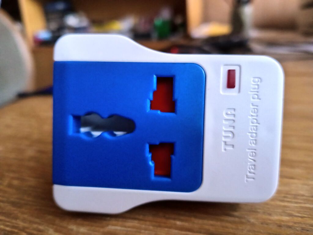 Ovaj putni adapter ("TUNA Travel adapter plug") omogućava