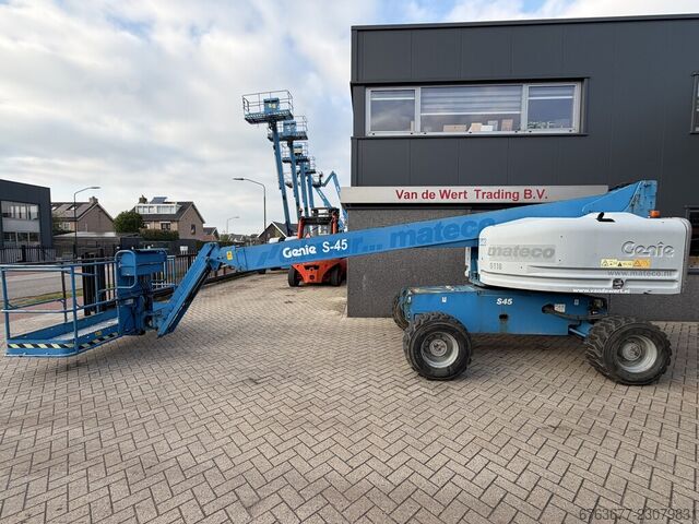 GENIE S-45 teleskopska platforma / podizna korpa 4x4 DEUTZ DIZEL 5532 radnih sati 15,7 m radne visin
GENIE S-45 Telescoop hoogwerker / boomlift 4x4 DEUTZ DI