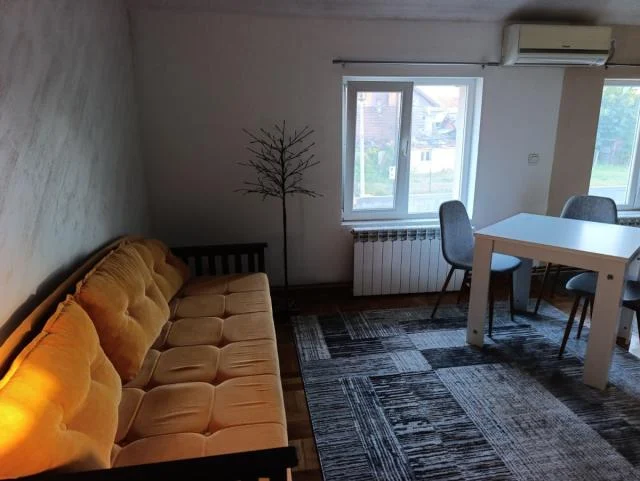 Izdaje se namešten  stan u Zemunu, studentima