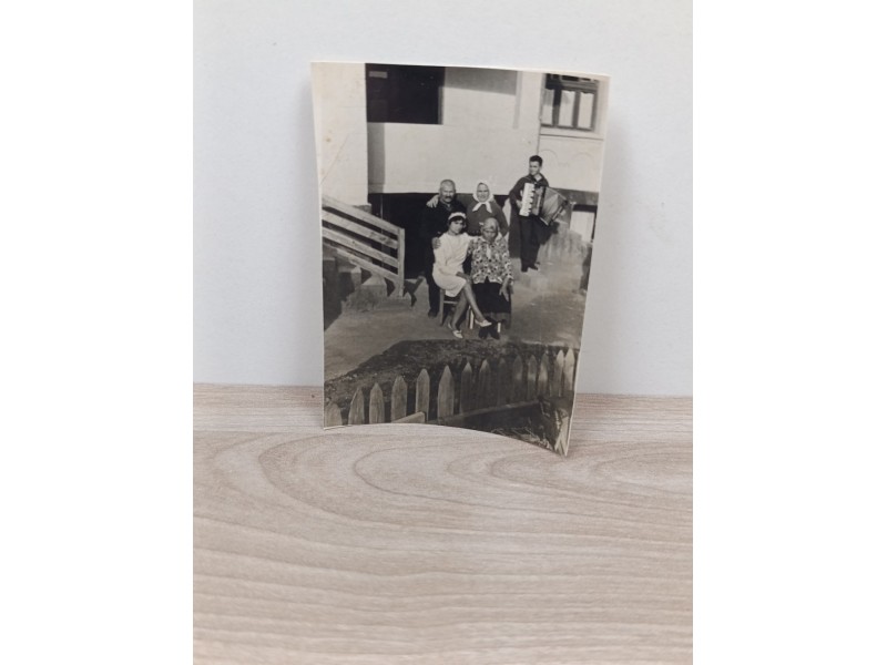Vintage fotografija mlada s gostima