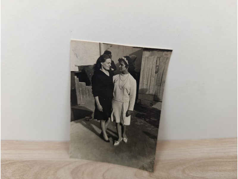 Vintage fotografija mlada s gostima