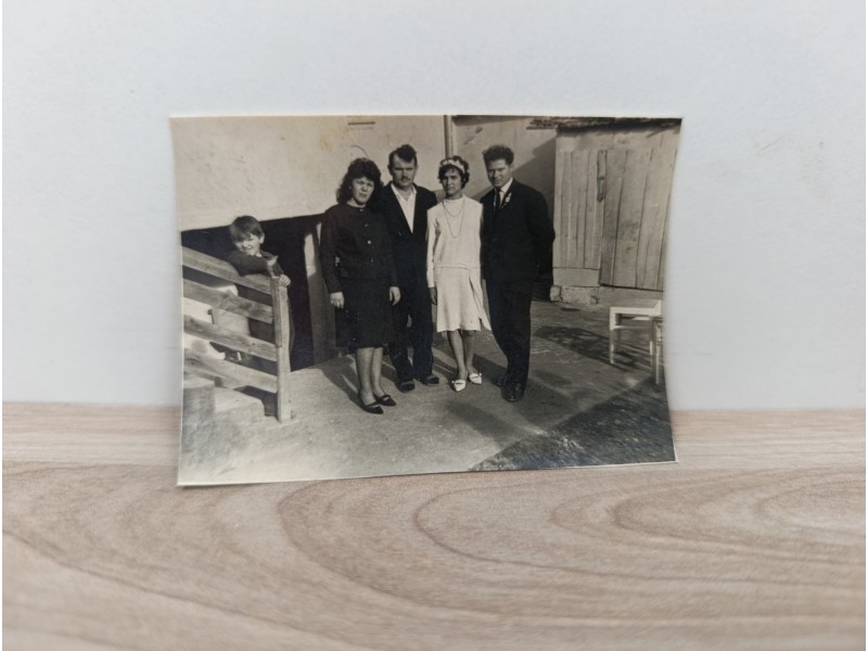 Vintage fotografija mlada s gostima