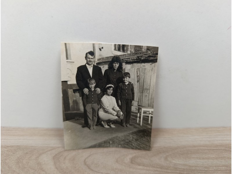 Vintage fotografija mlada s gostima