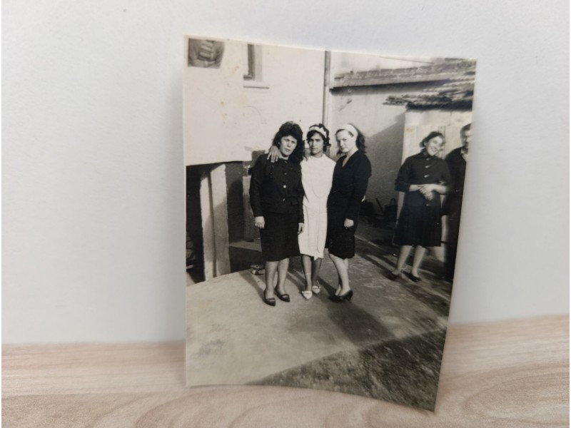 Vintage fotografija mlada s gostima
