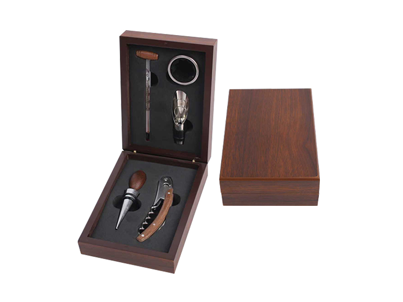 STANDARD ECO
            Vinski set u poklon kutiji od bambusa sa 5 elemenata